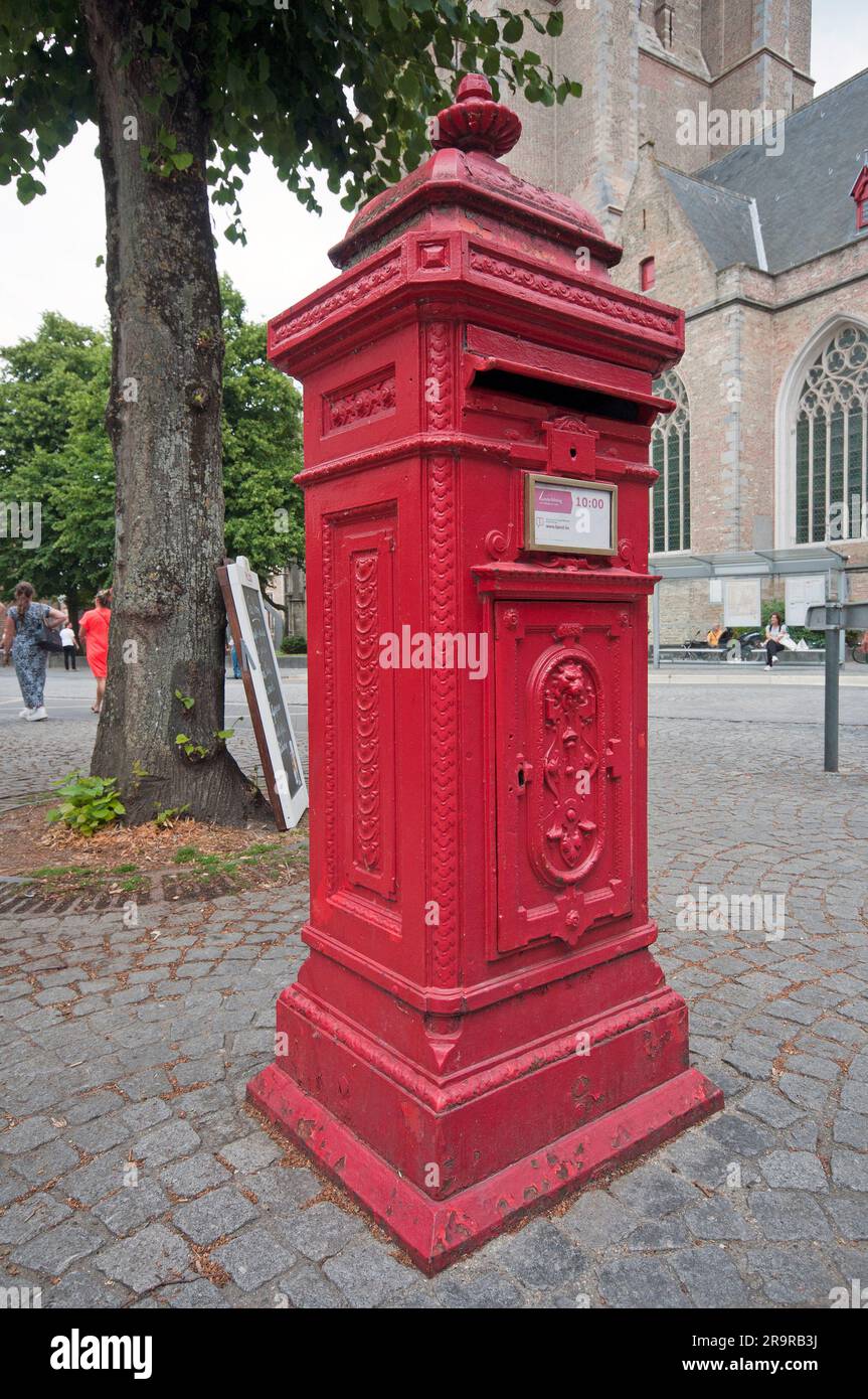 Old metal mailbox mailboxes hi-res stock photography and images - Alamy