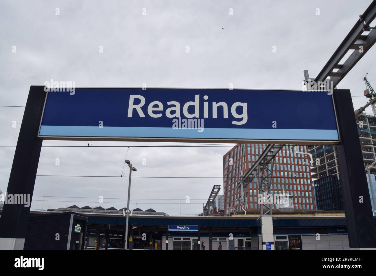 Reading, UK. 28th June 2023. A platform sign at Reading Station Stock ...
