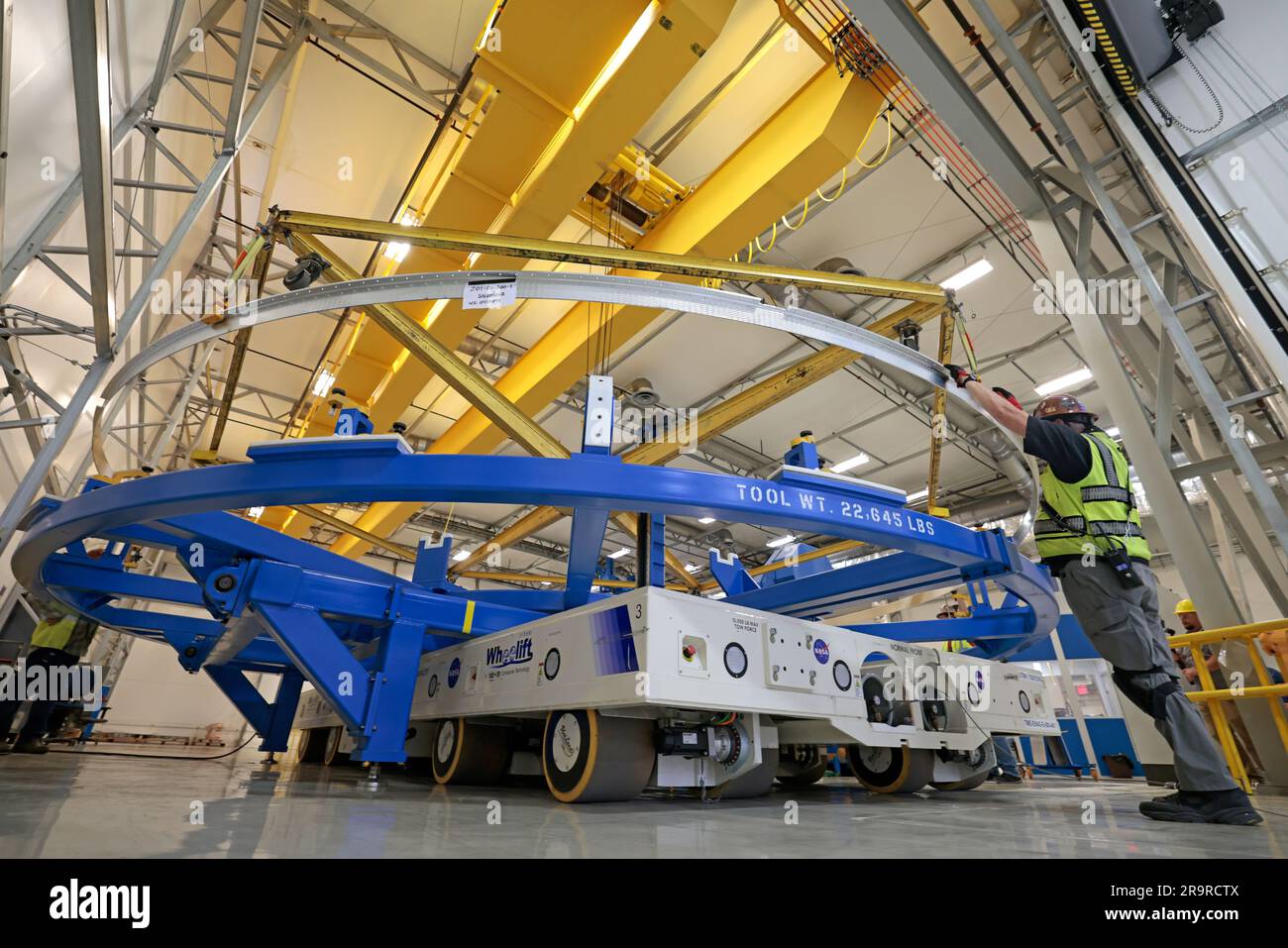 Stage lift hi-res stock photography and images - Alamy