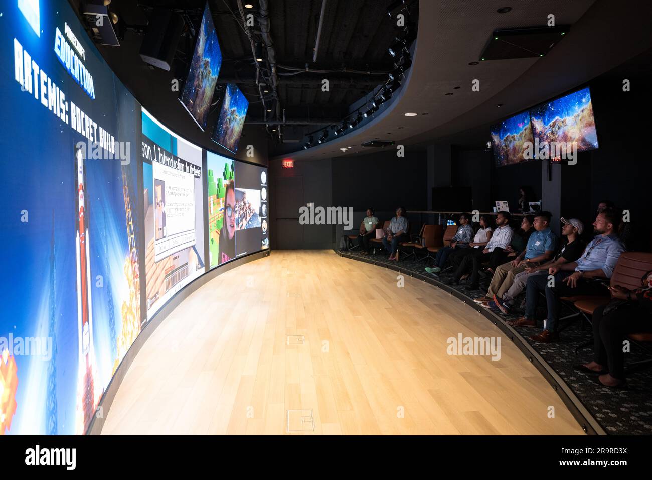 Senior tech engagement hi-res stock photography and images - Alamy