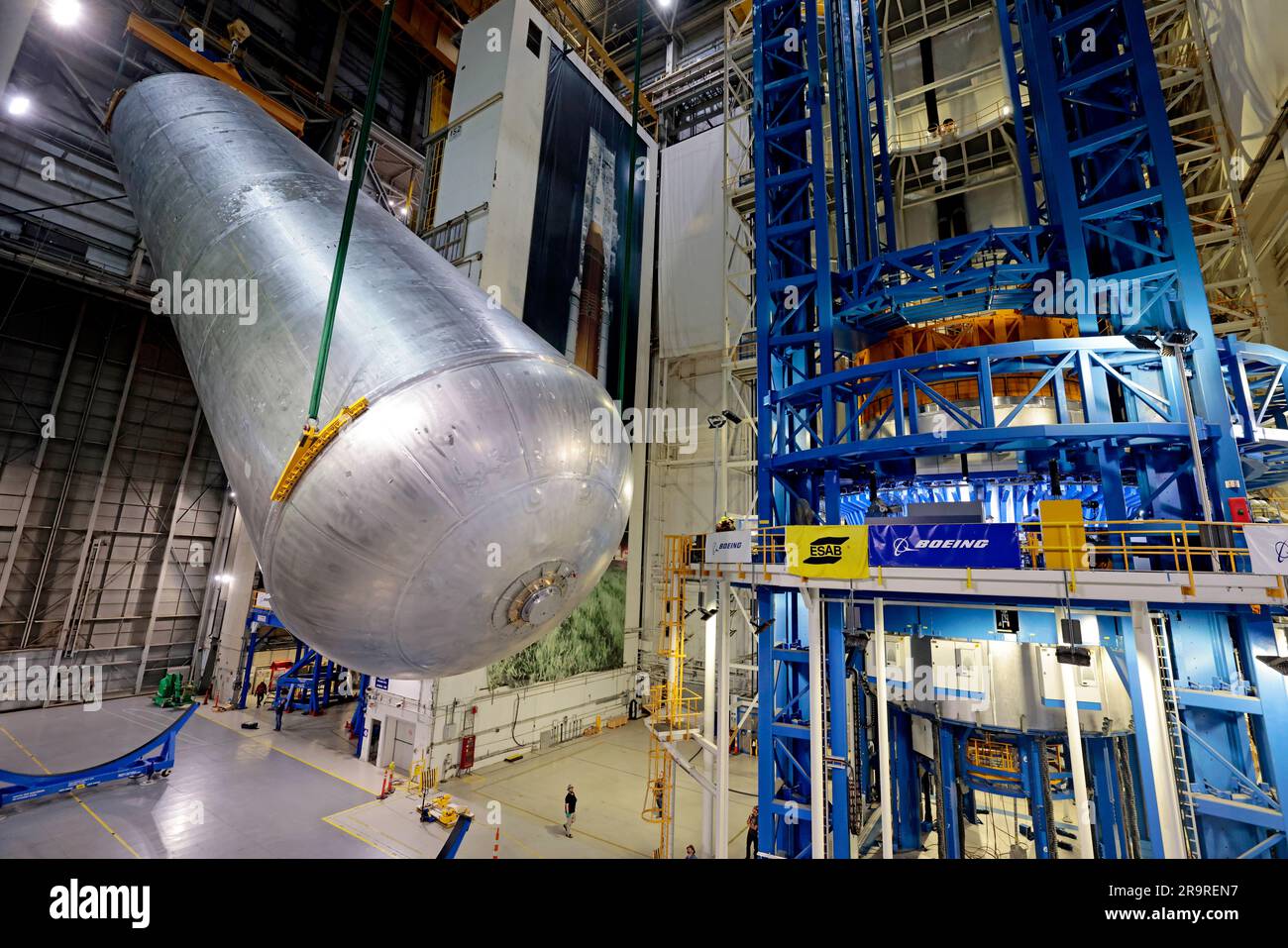 Technicians moved the liquid hydrogen tank of NASA’s Artemis III SLS ...