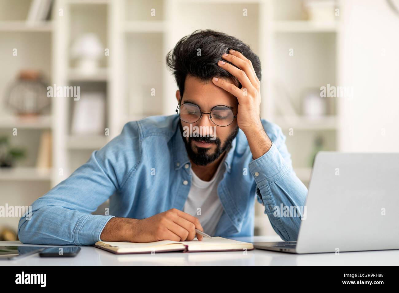 Business people laptop checking hi-res stock photography and images - Alamy