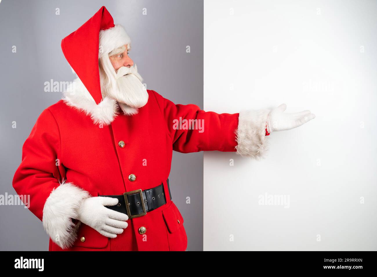 Santa claus points to an empty space. Christmas advertisement Stock ...