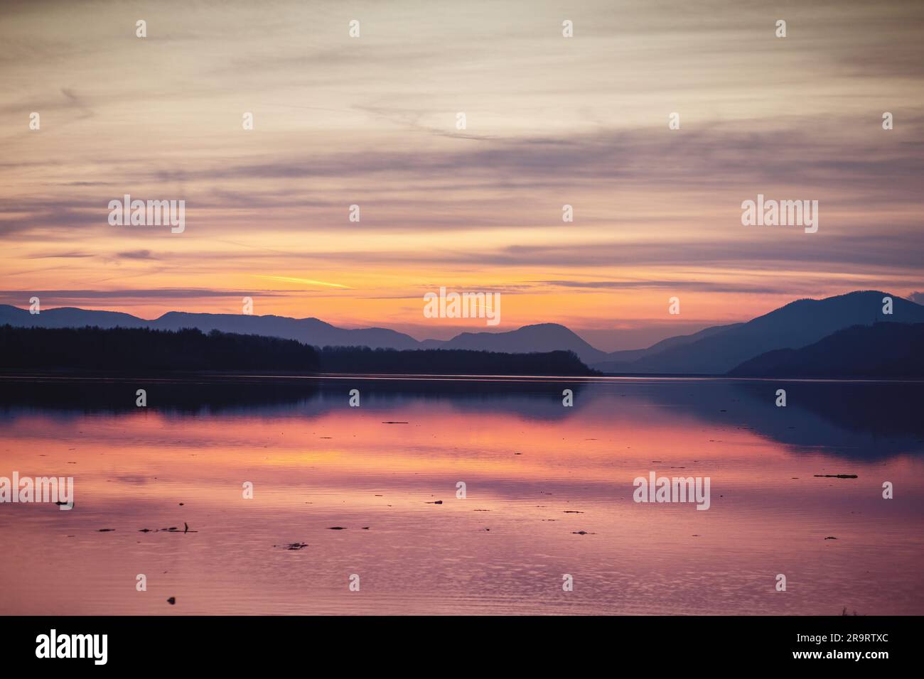 Sunlight setting down horizon hi-res stock photography and images - Alamy