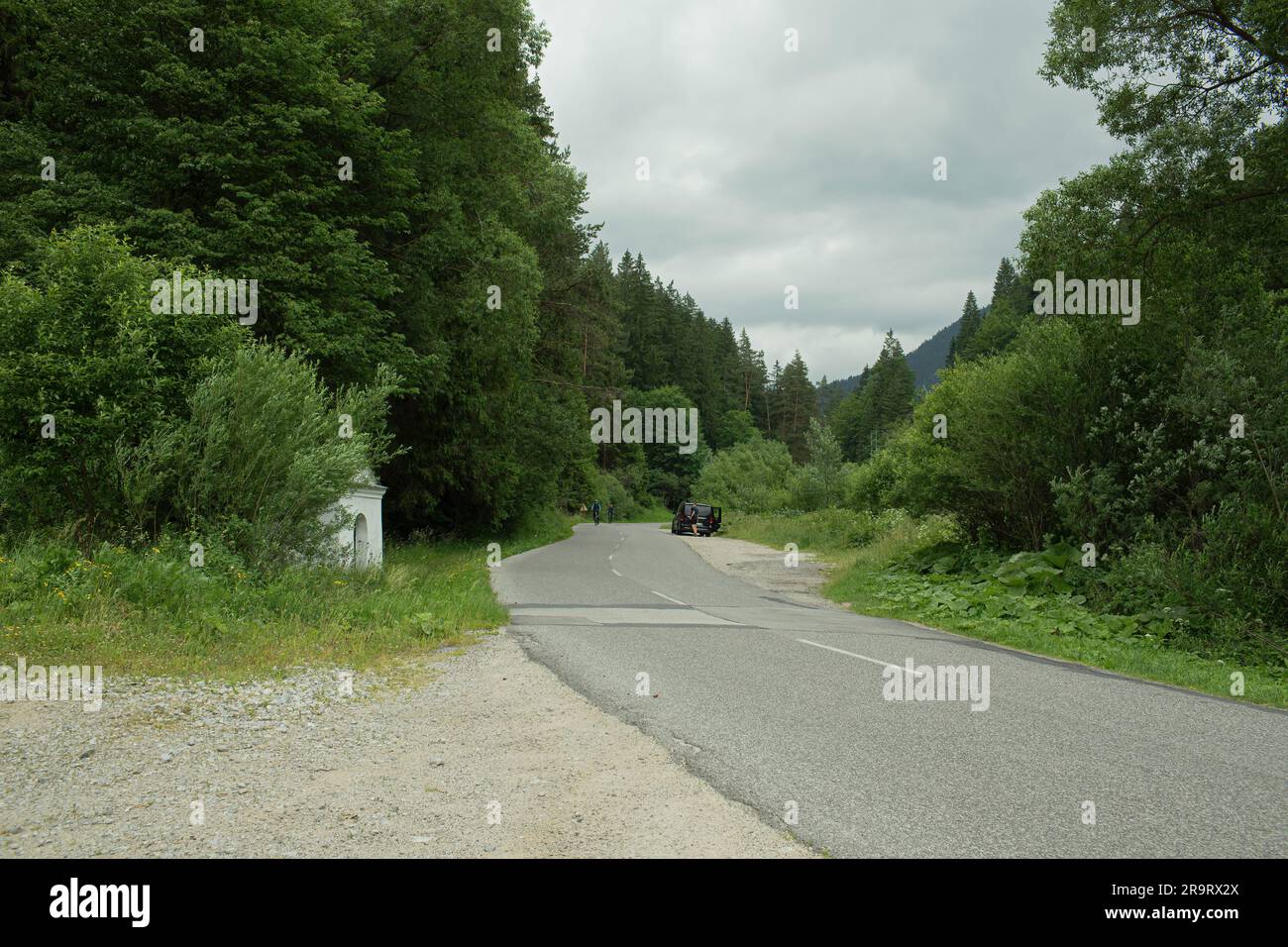 Country road crossing hi-res stock photography and images - Alamy