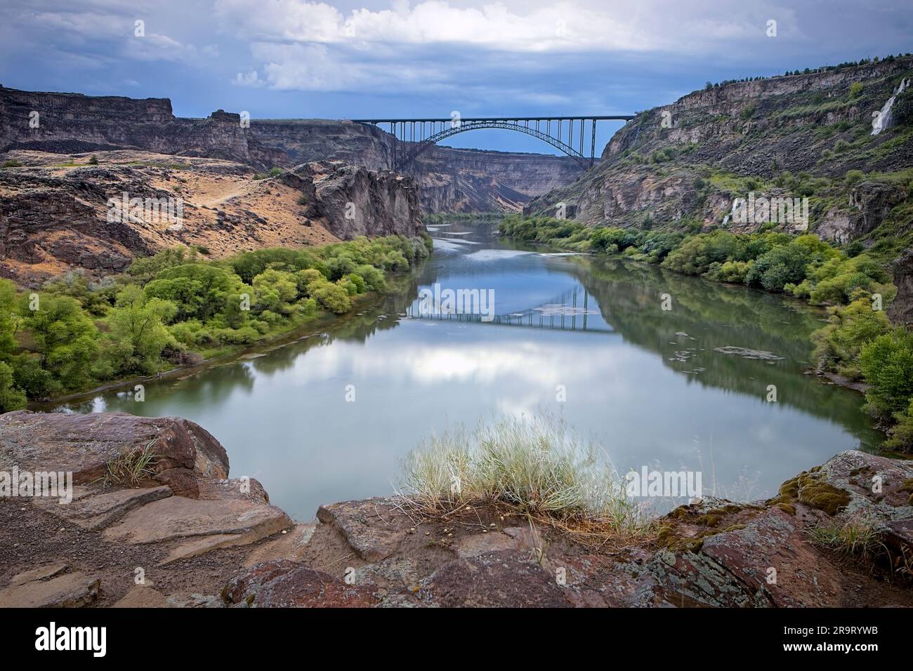 The Perrine Bridge spans over the calm Snake River in Twin Falls, Idaho ...