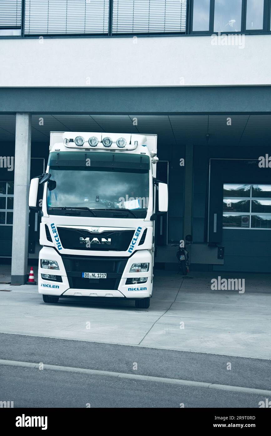 Articulated lorry unloading hi-res stock photography and images - Alamy