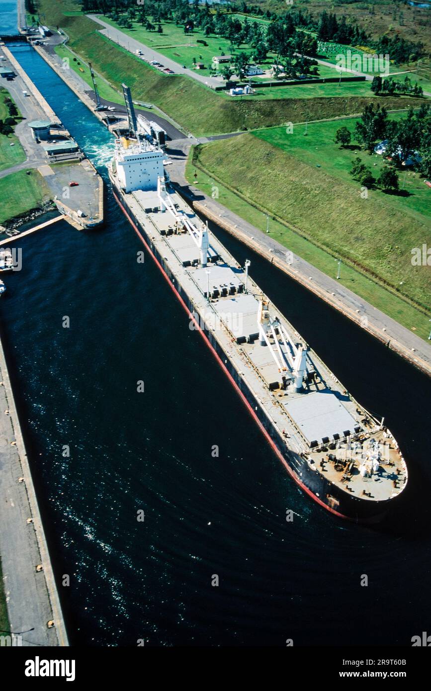 St lawrence river locks hi-res stock photography and images - Alamy