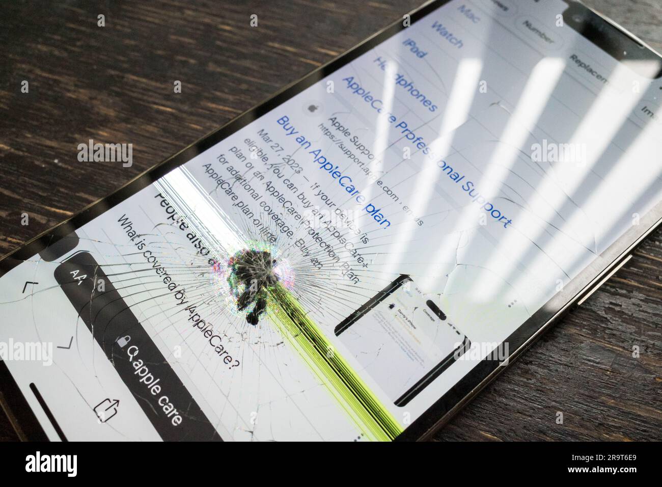 Broken iphone 11 hi-res stock photography and images - Alamy