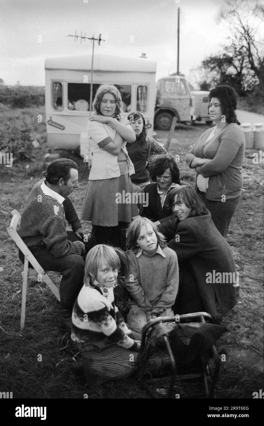 Irish travellers gypsy family 1970s UK, camped at the roadside with ...
