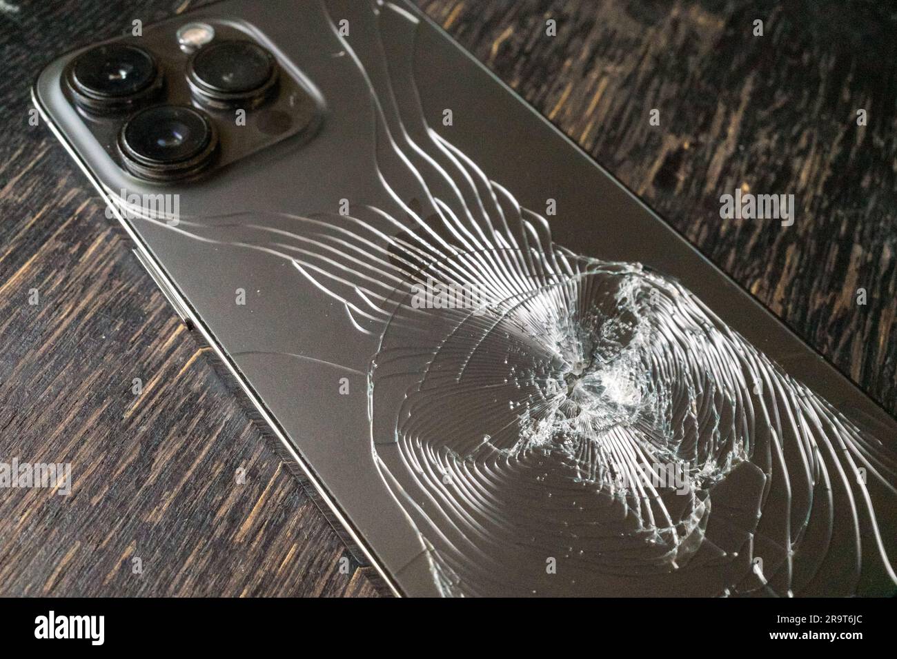 Seattle, USA. 11 Jun, 2023: Damaged Iphone from a 5 story window drop ...