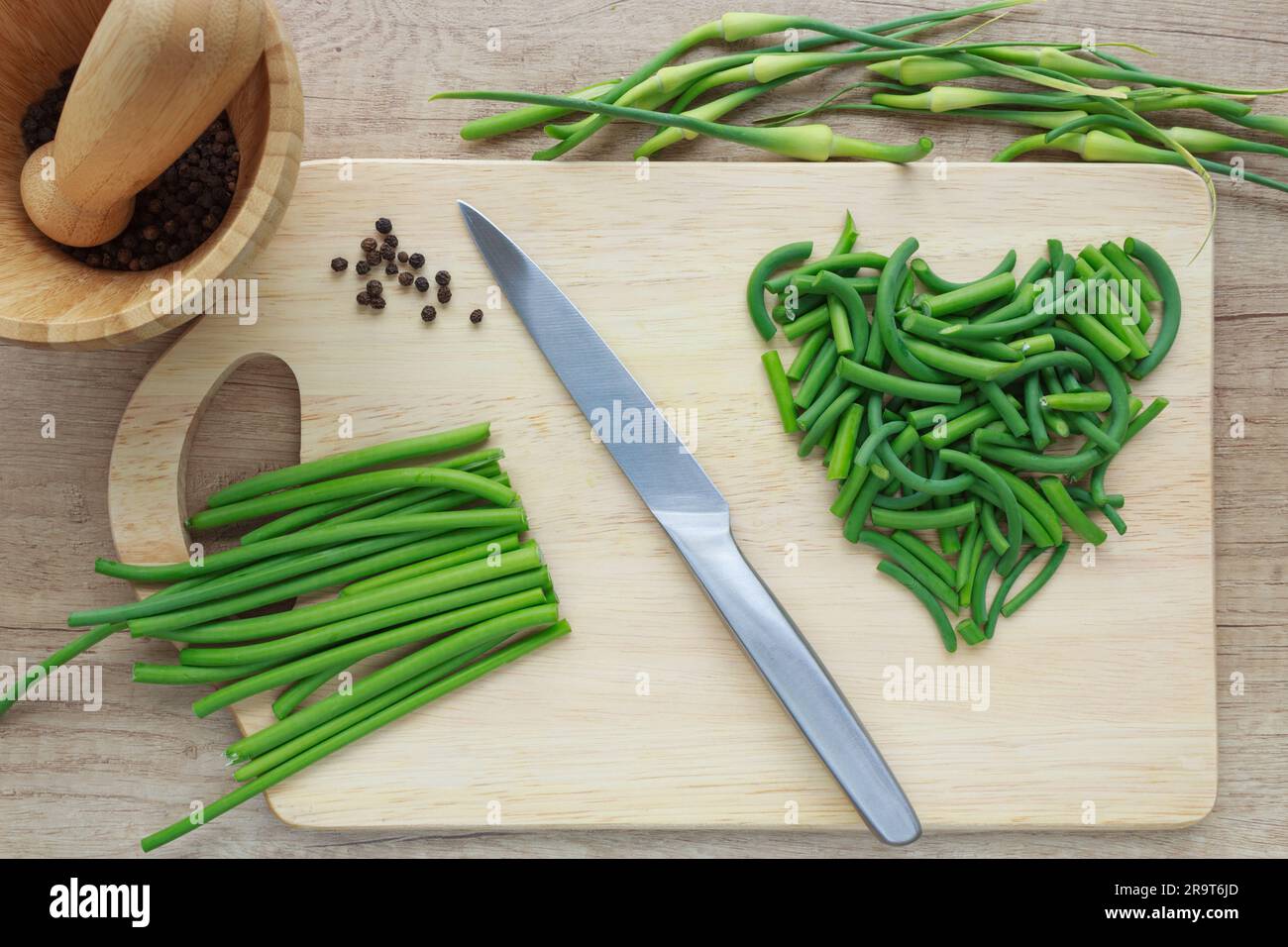 Heart made of green garlic sprouts, healthy eating concept Stock Photo ...