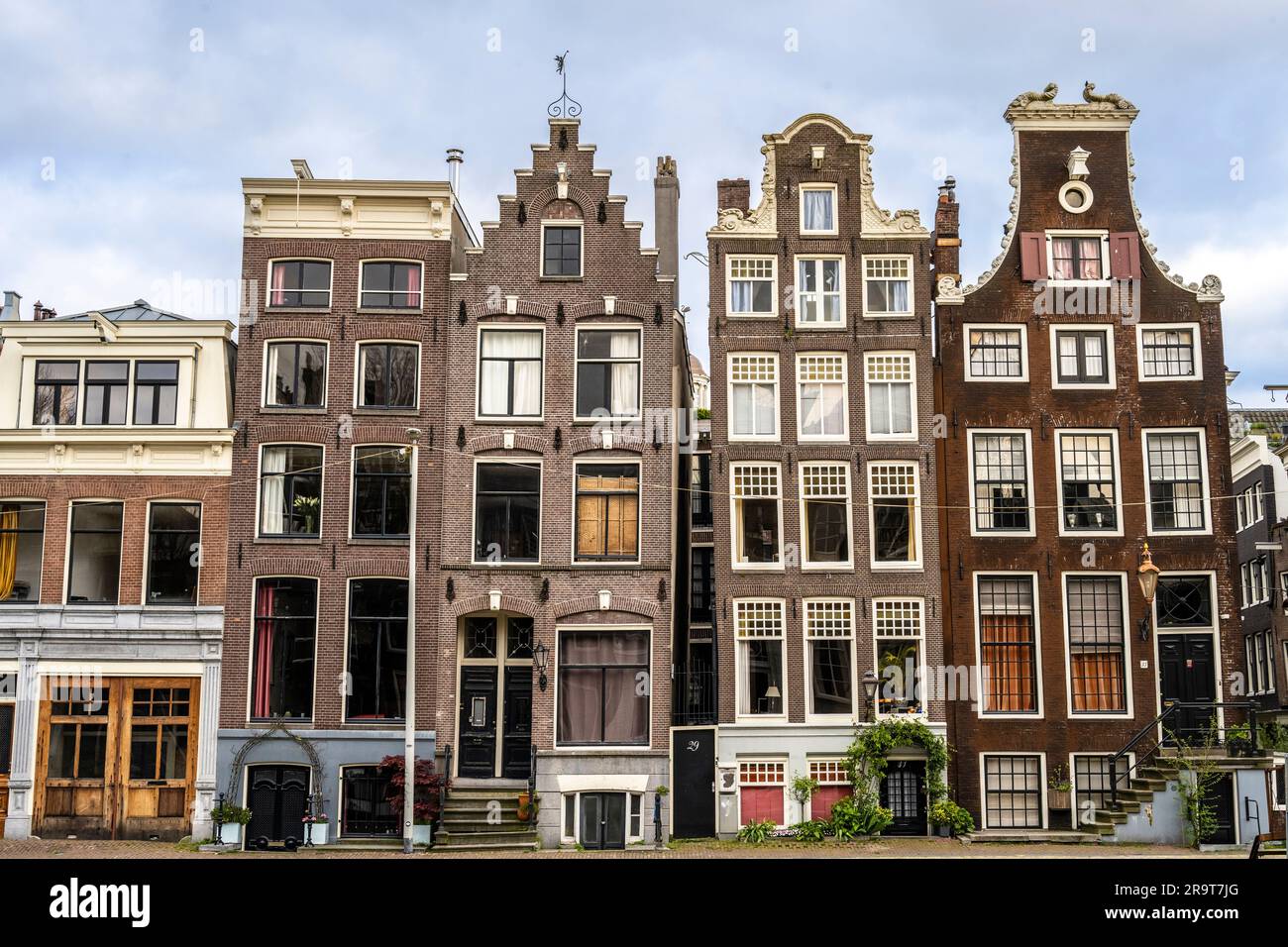 Traditional dutch canal houses hi-res stock photography and images - Alamy