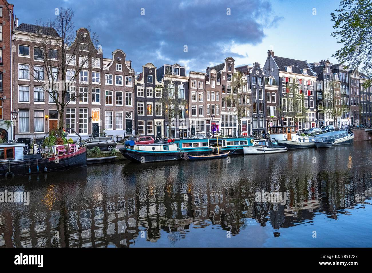 canal houses on Singel canal along with houseboats in Amsterdam Stock ...
