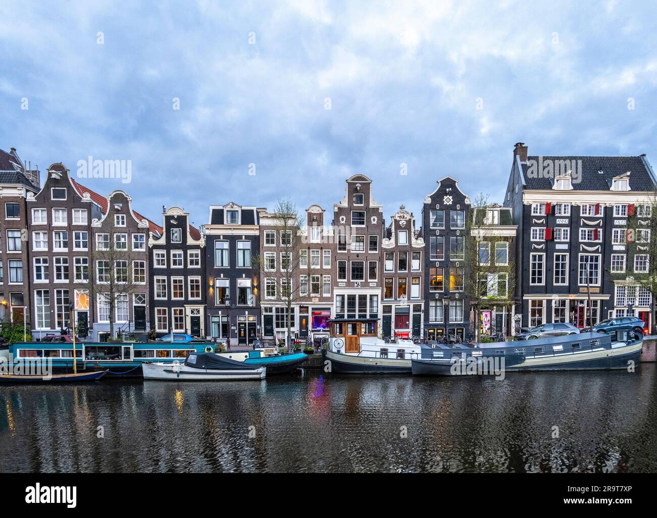 canal houses on Singel canal along with houseboats in Amsterdam Stock ...