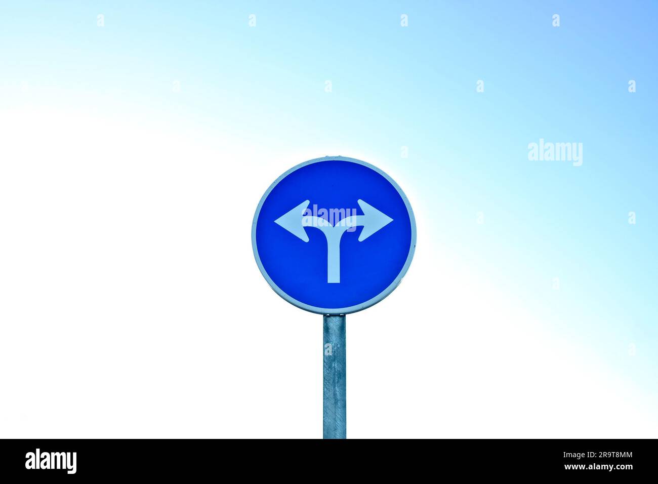 Indecision, sign with two headed arrow pointing in opposite dirrections ...