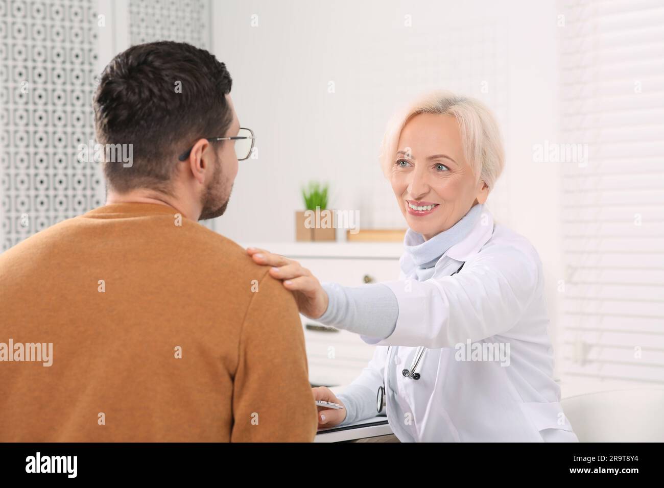 Professional female doctor hi-res stock photography and images - Alamy