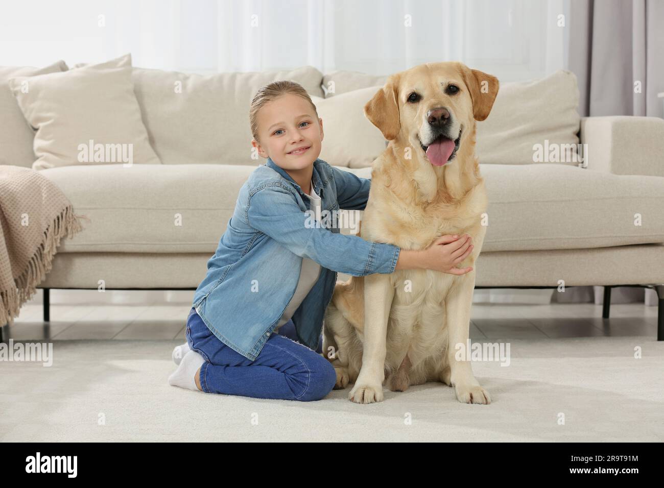 Smiling girl hugging labrador hi-res stock photography and images - Alamy