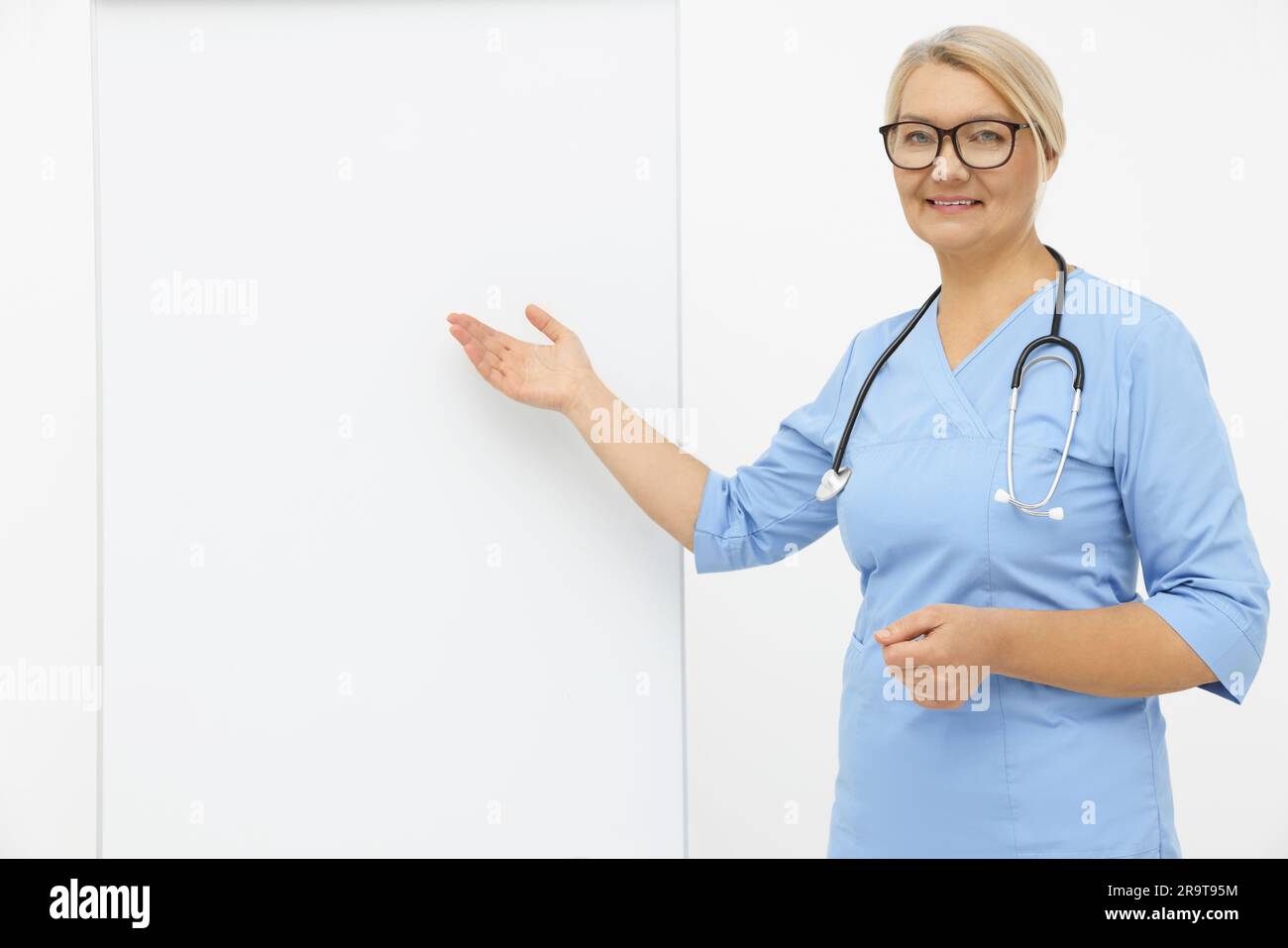 Doctor explaining something hi-res stock photography and images - Alamy