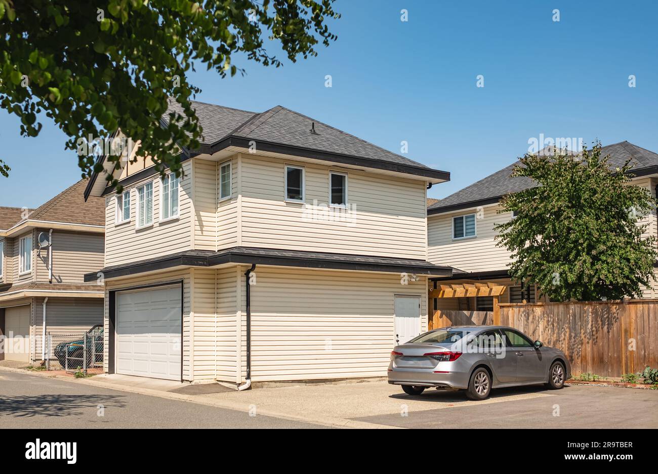 Two story home garage hi-res stock photography and images - Alamy