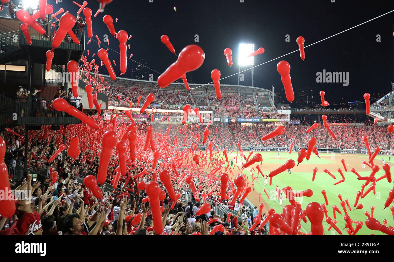 Hiroshima Carp fans launch "jet balloons" for the first time in four ...