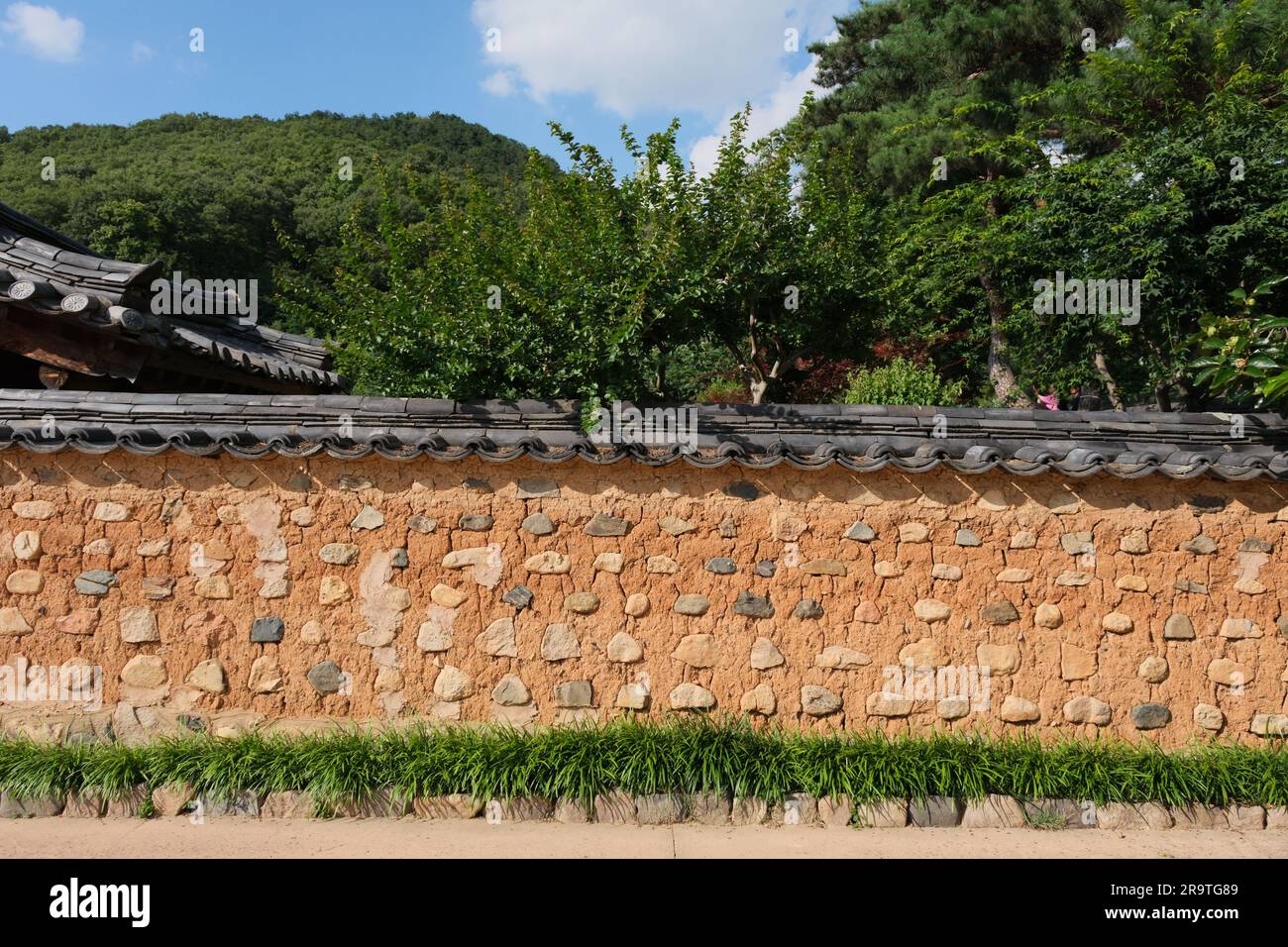 Traditional Korean house wall Stock Photo - Alamy