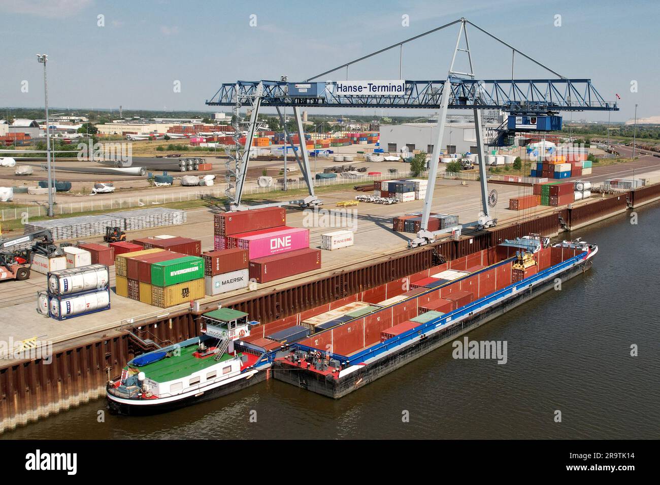 Magdeburg, Germany. 15th June, 2023. A motor vessel is unloaded at the ...