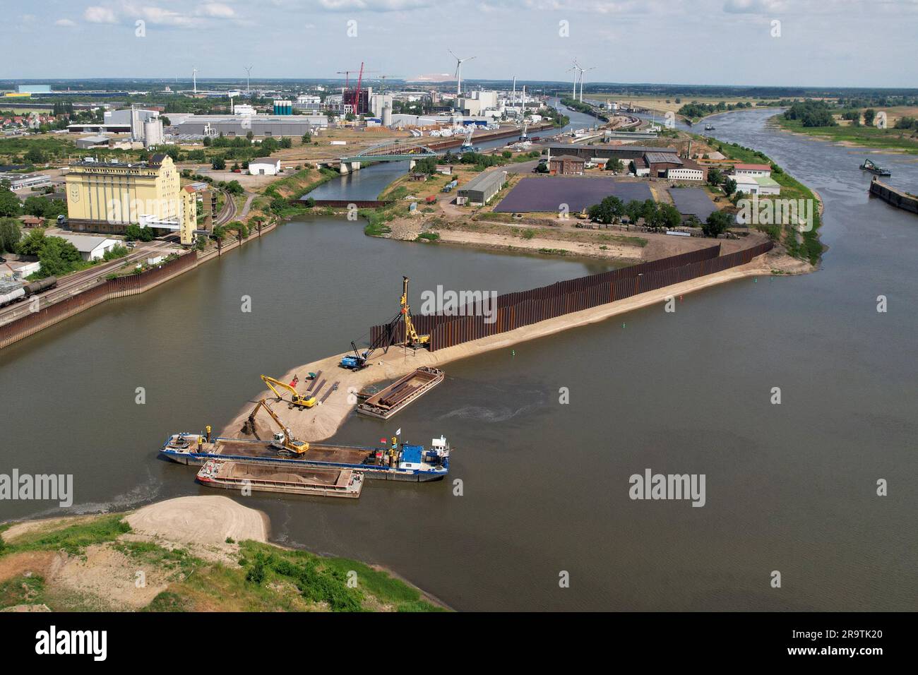 Magdeburg, Germany. 15th June, 2023. Excavators and barges work on the ...