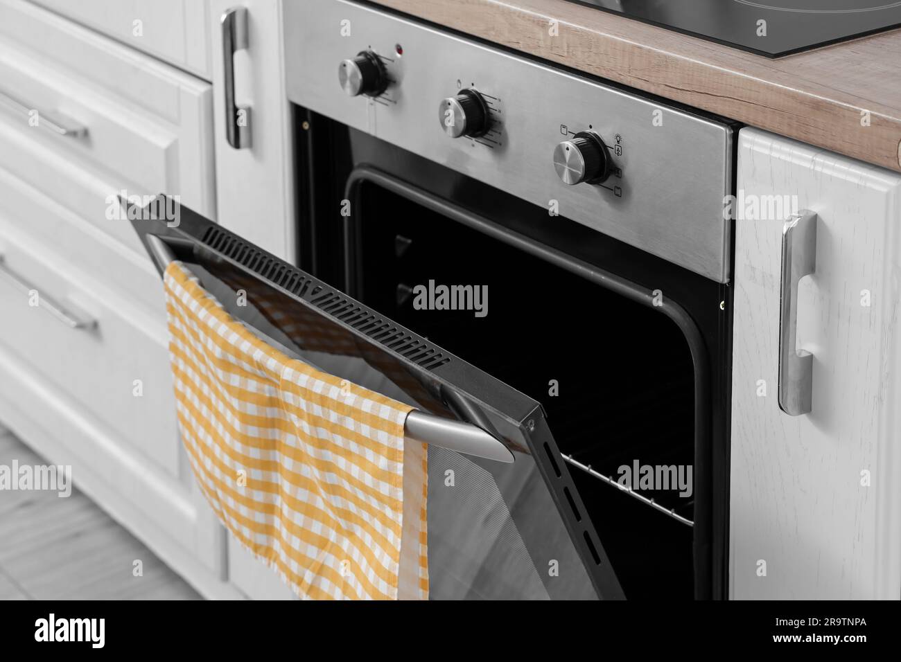 Wooden counters electric stove hi-res stock photography and images - Alamy