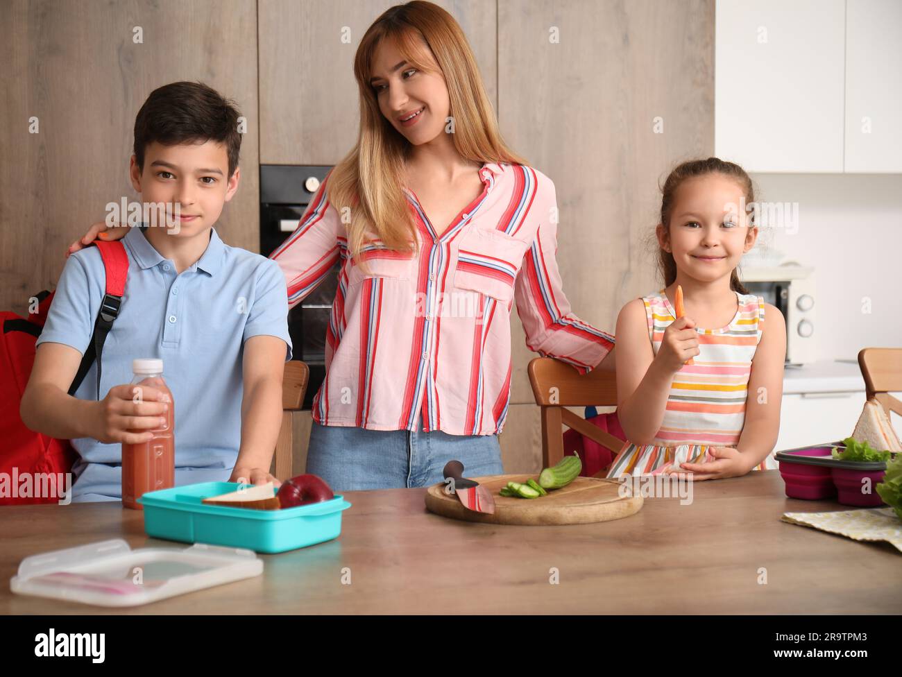 Mother preparing school lunch for her little children in kitchen Stock ...
