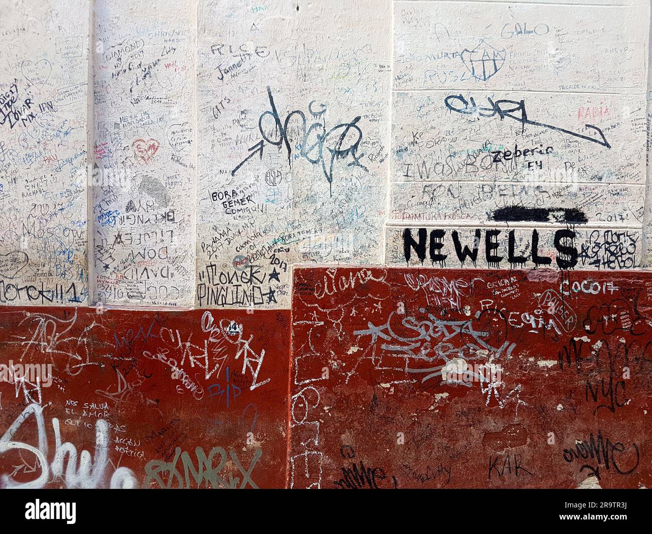 Graffiti on red and white wall, Havana, Cuba Stock Photo - Alamy