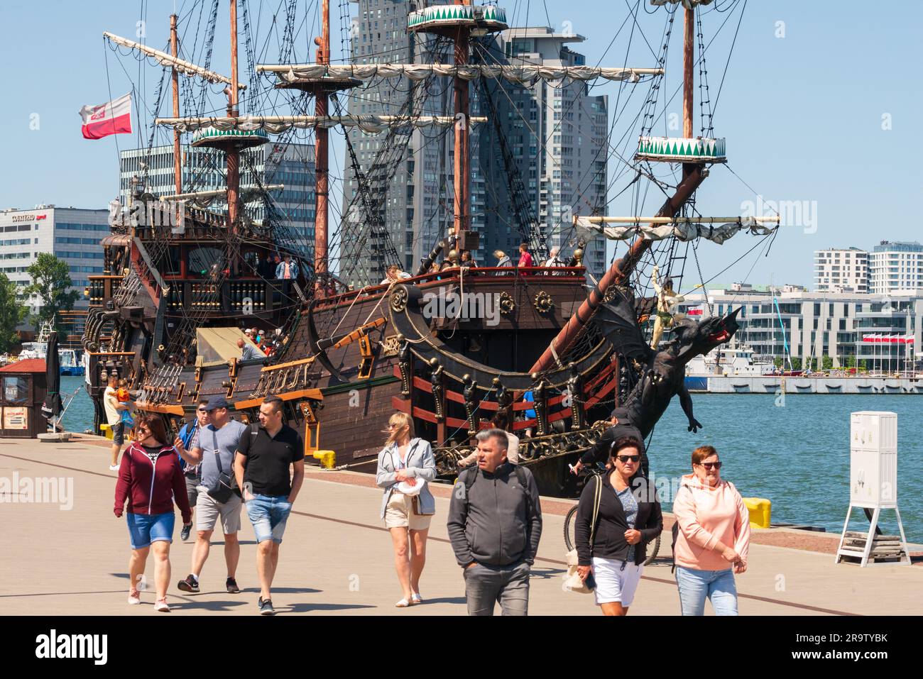 Tourists and the 17th Century galleon Dragon pirate ship tourist ...