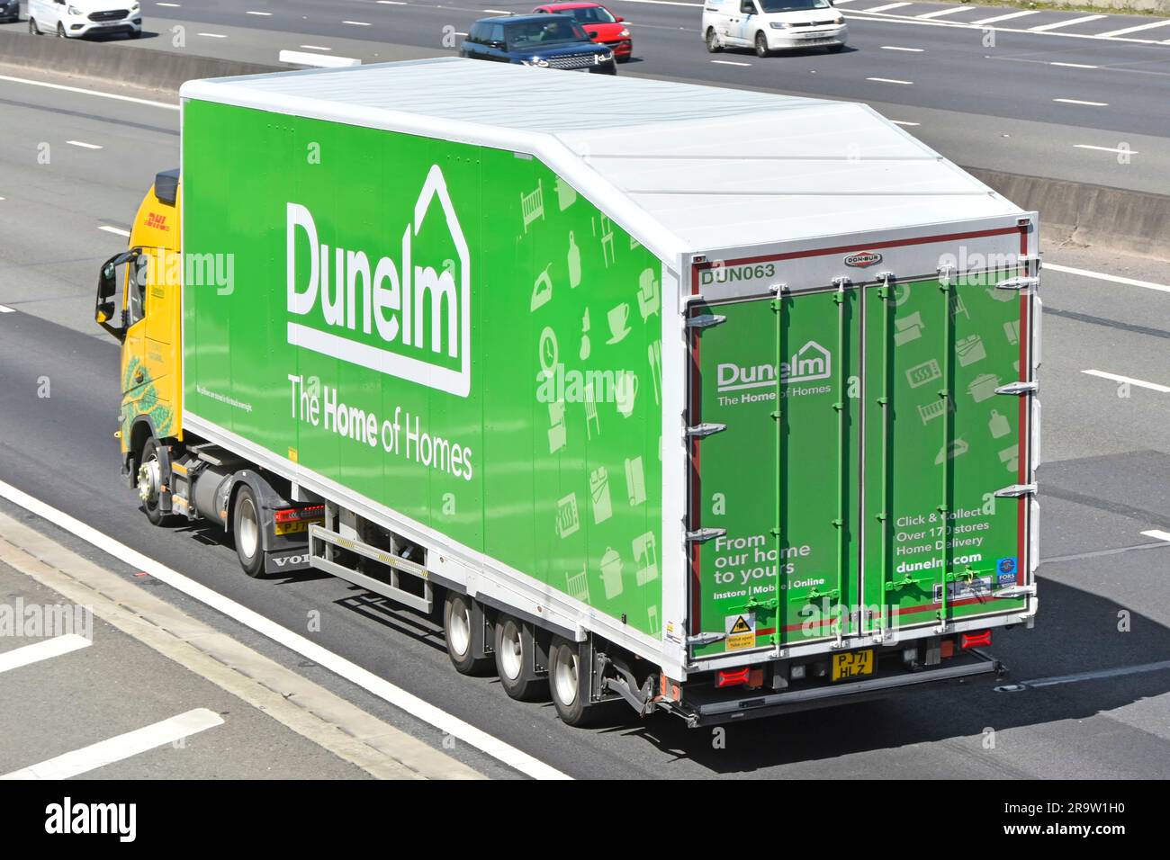 Towing green rigid articulated semi trailer hi-res stock photography ...