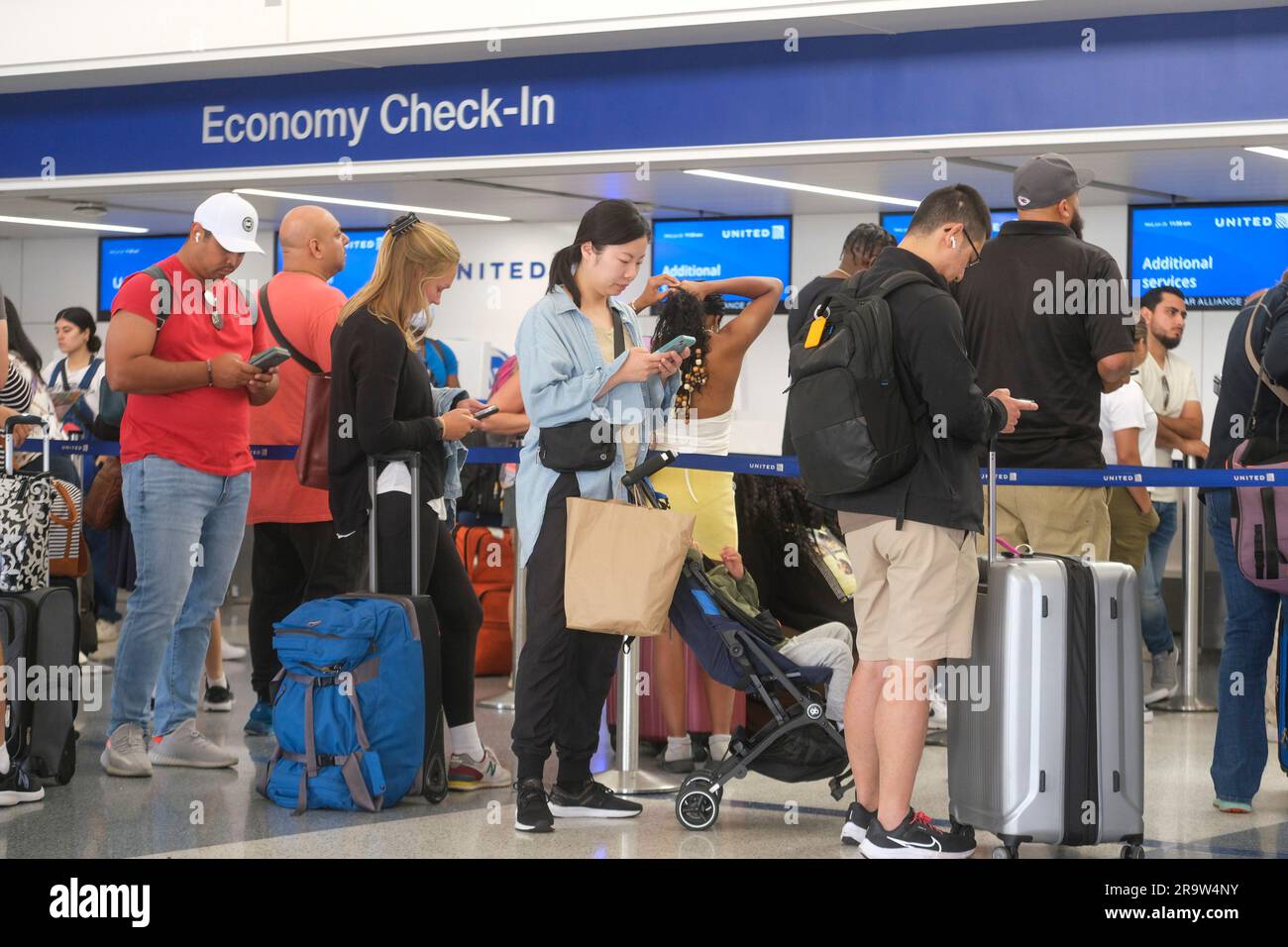 Los Angeles, United States. 28th June, 2023. Holiday travelers wait a ...