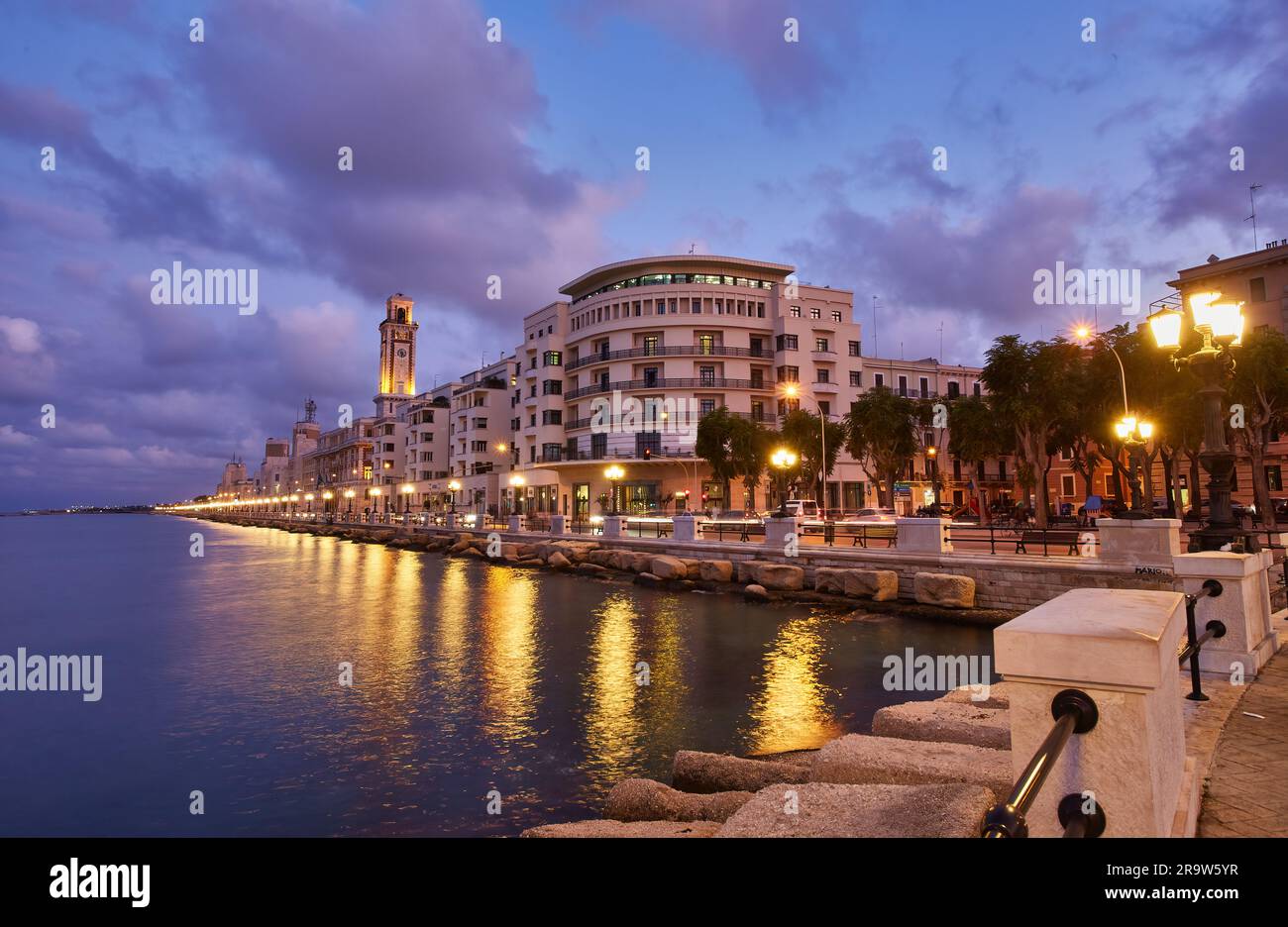 Street lamp bari hi-res stock photography and images - Alamy