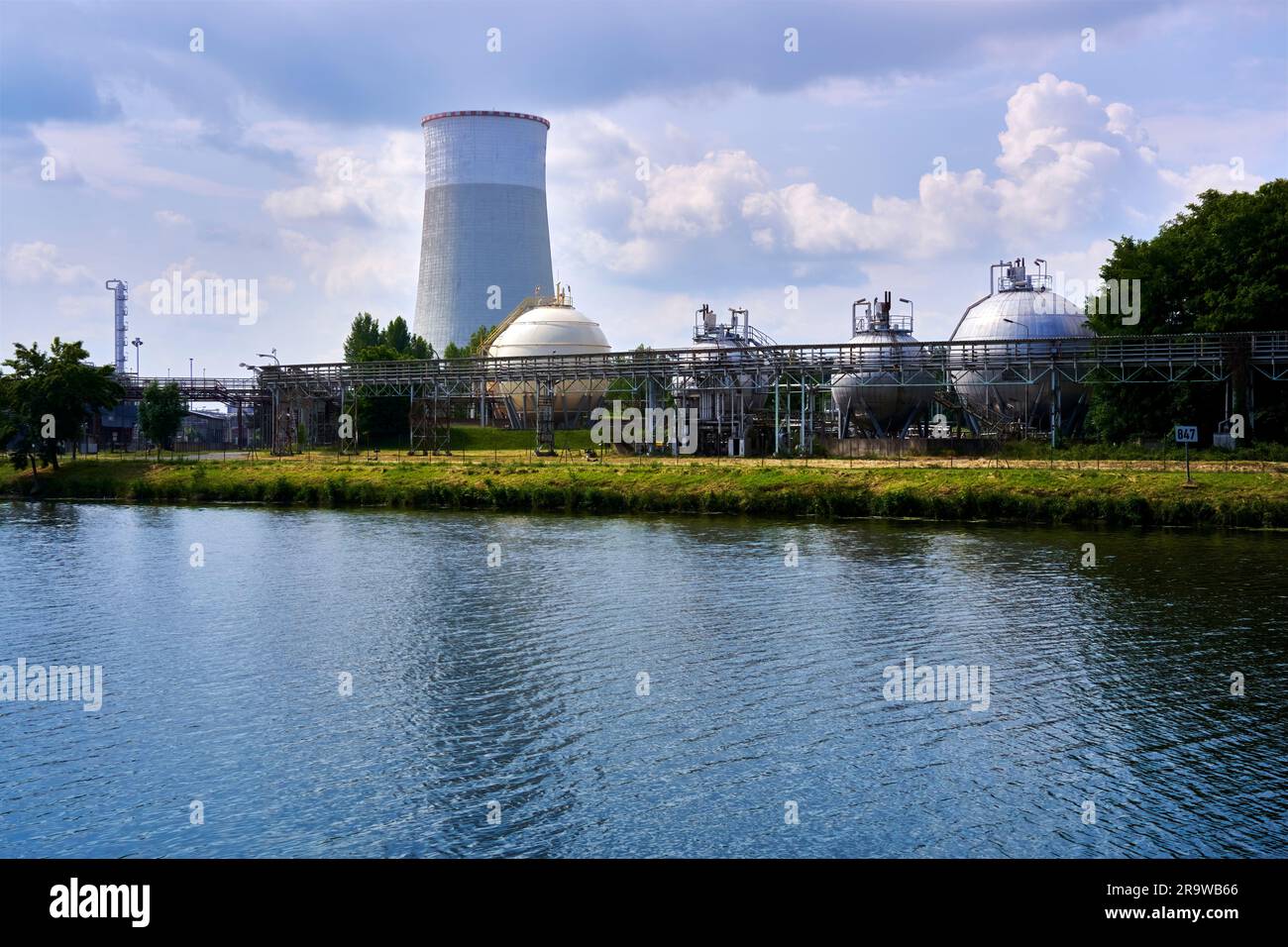 Gas power plant with gas balls for gas storage and a cooling tower on ...