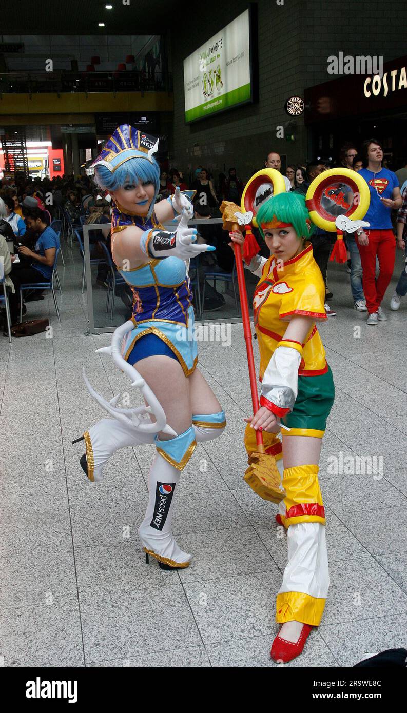 Female cos players hi-res stock photography and images - Alamy