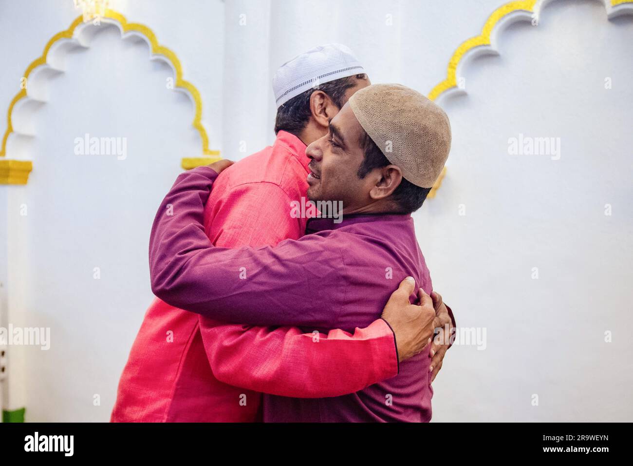 Hugging saudi hi-res stock photography and images - Alamy
