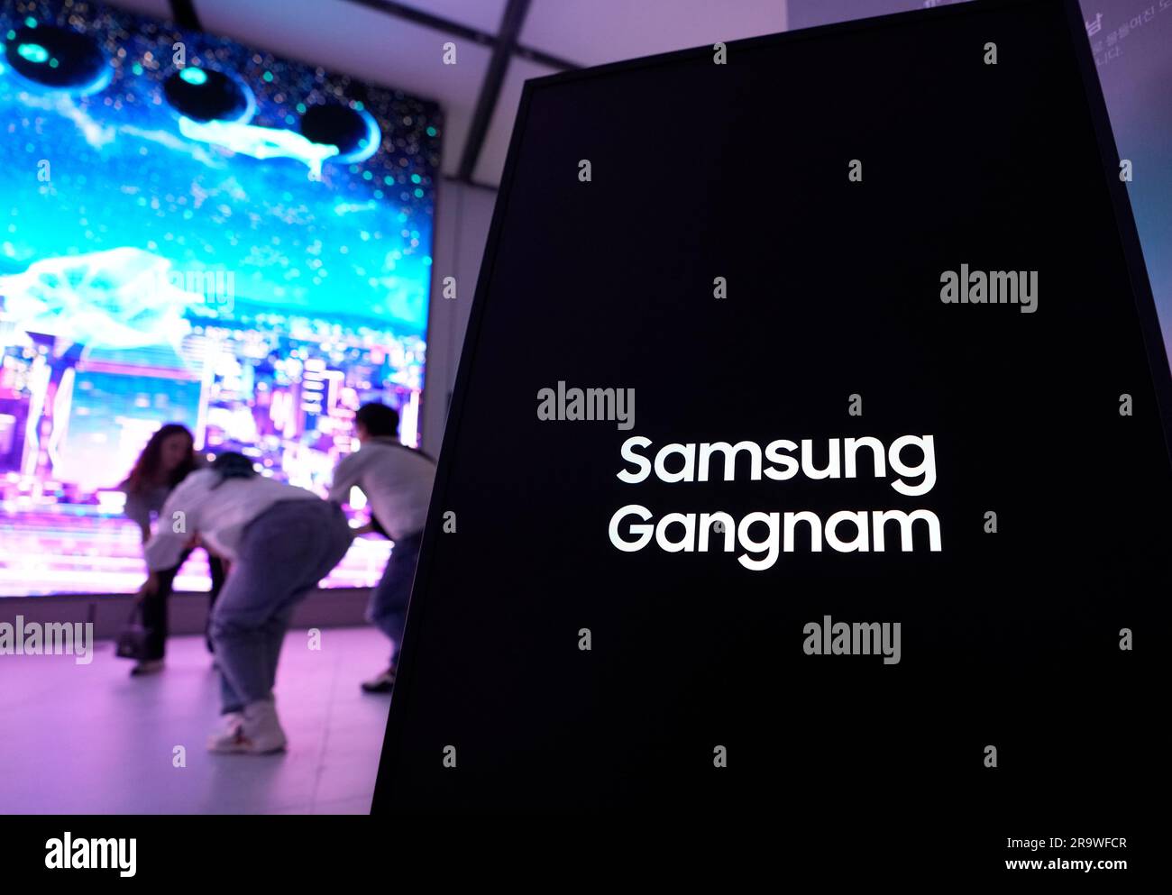 People take photos at Samsung Electronics Co.'s new store in Seoul ...