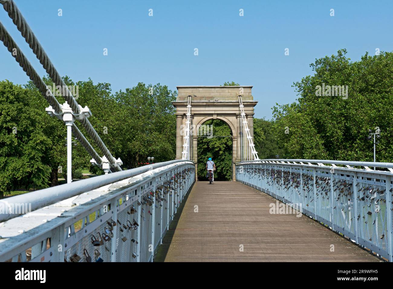 Wilford footbridge, spanning the River Trent, Nottingham ...