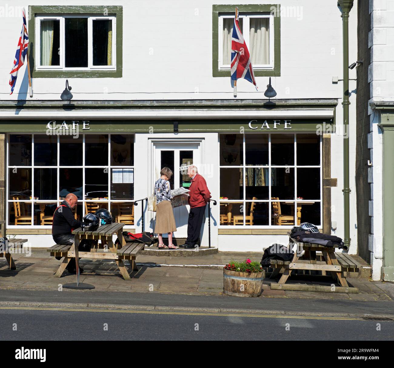 Outside cafe settle hi-res stock photography and images - Alamy