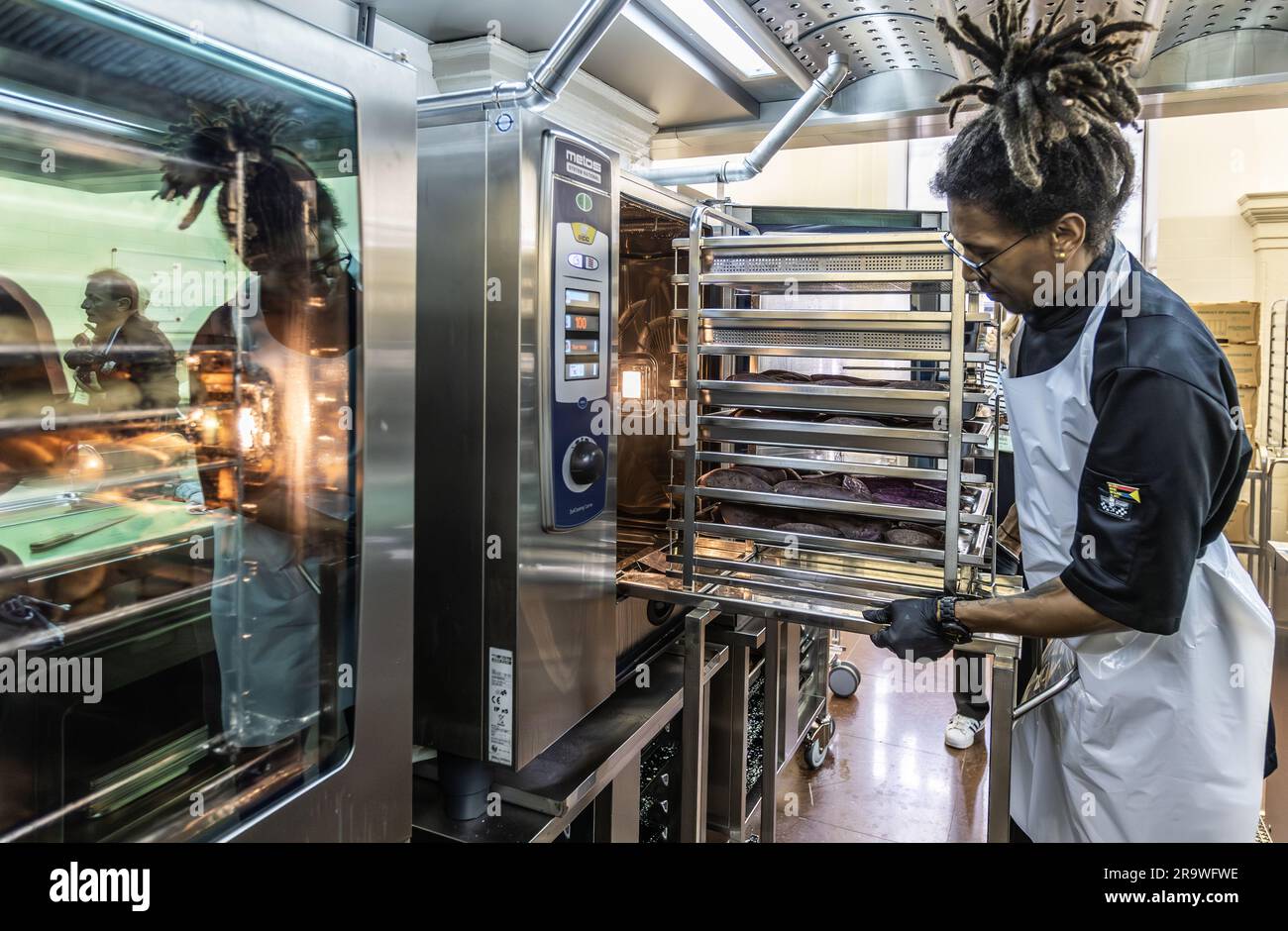 AMSTERDAM - 29/06/2023, Chef Nikita Tjon-Affa during the preparation of ...