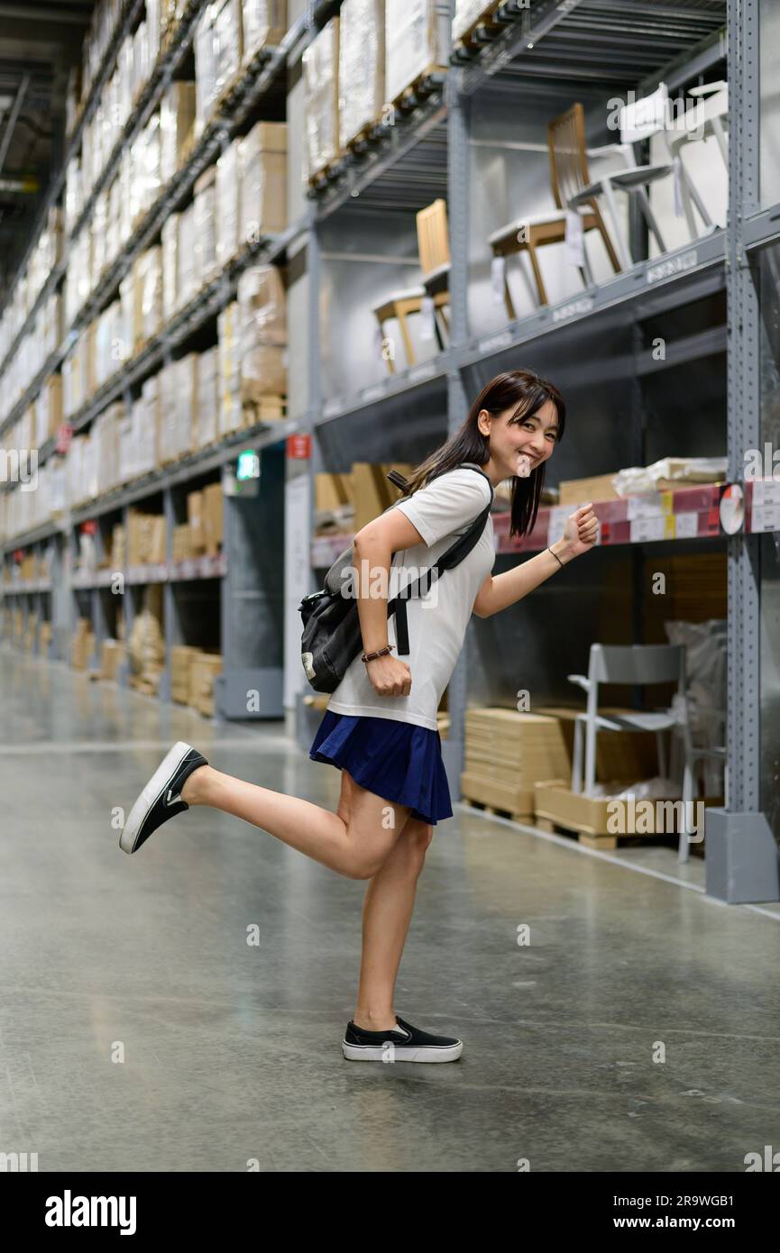 Young woman go shopping hi-res stock photography and images - Alamy