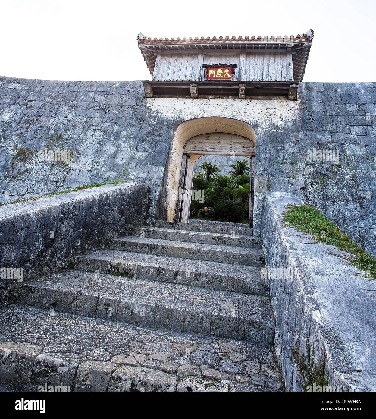 Japanese architecture shurijo castle hi-res stock photography and ...