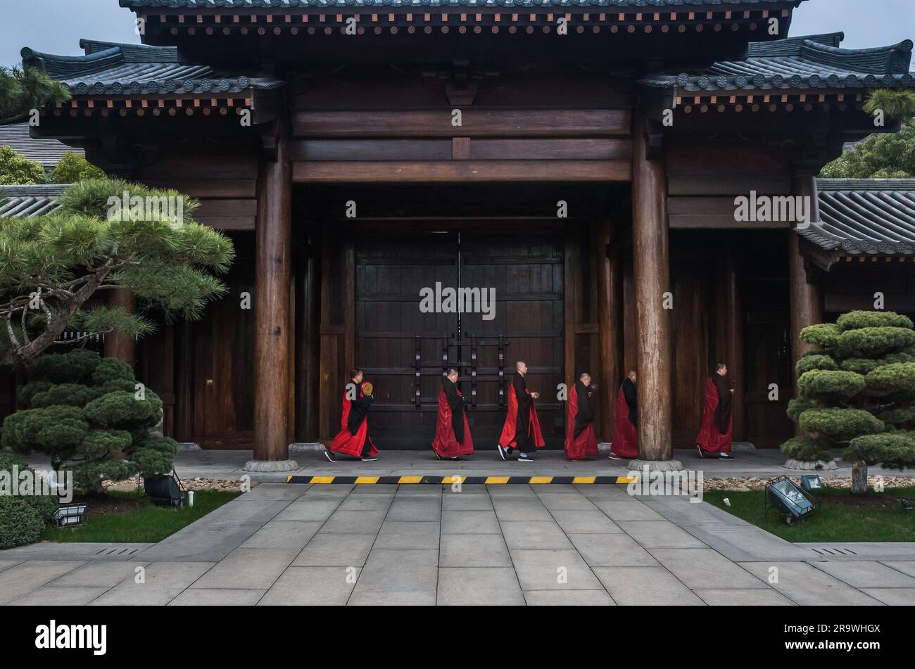 The traditional Japanese men wearing red kimonos Stock Photo - Alamy