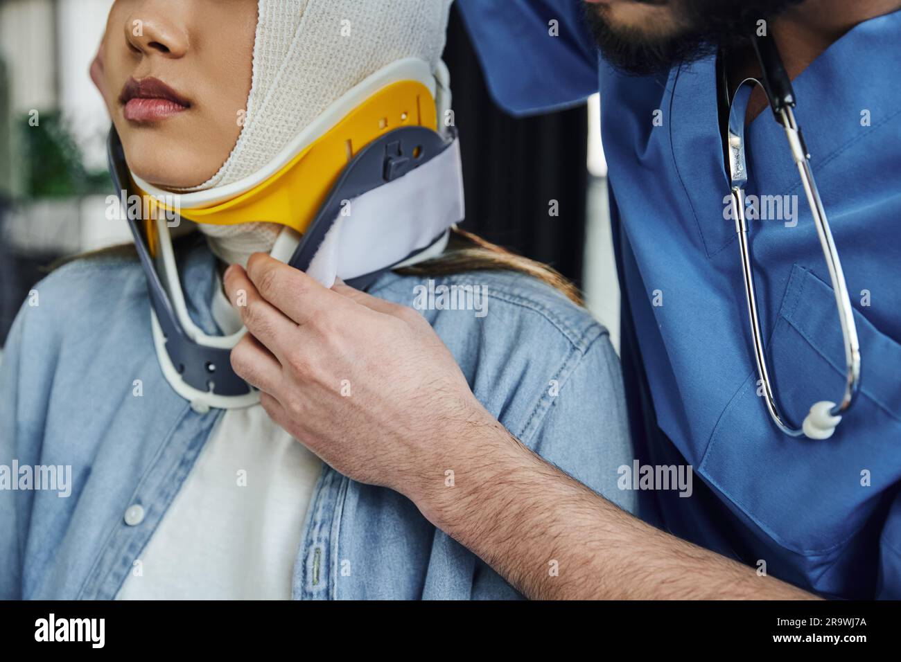 Woman emergency paramedic hi-res stock photography and images - Alamy