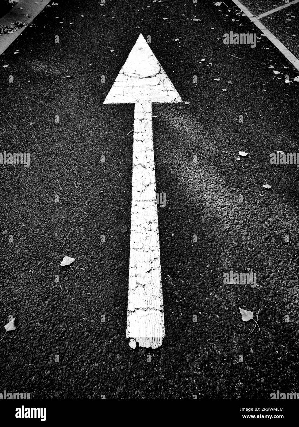 Direction arrow on macadam Stock Photo - Alamy