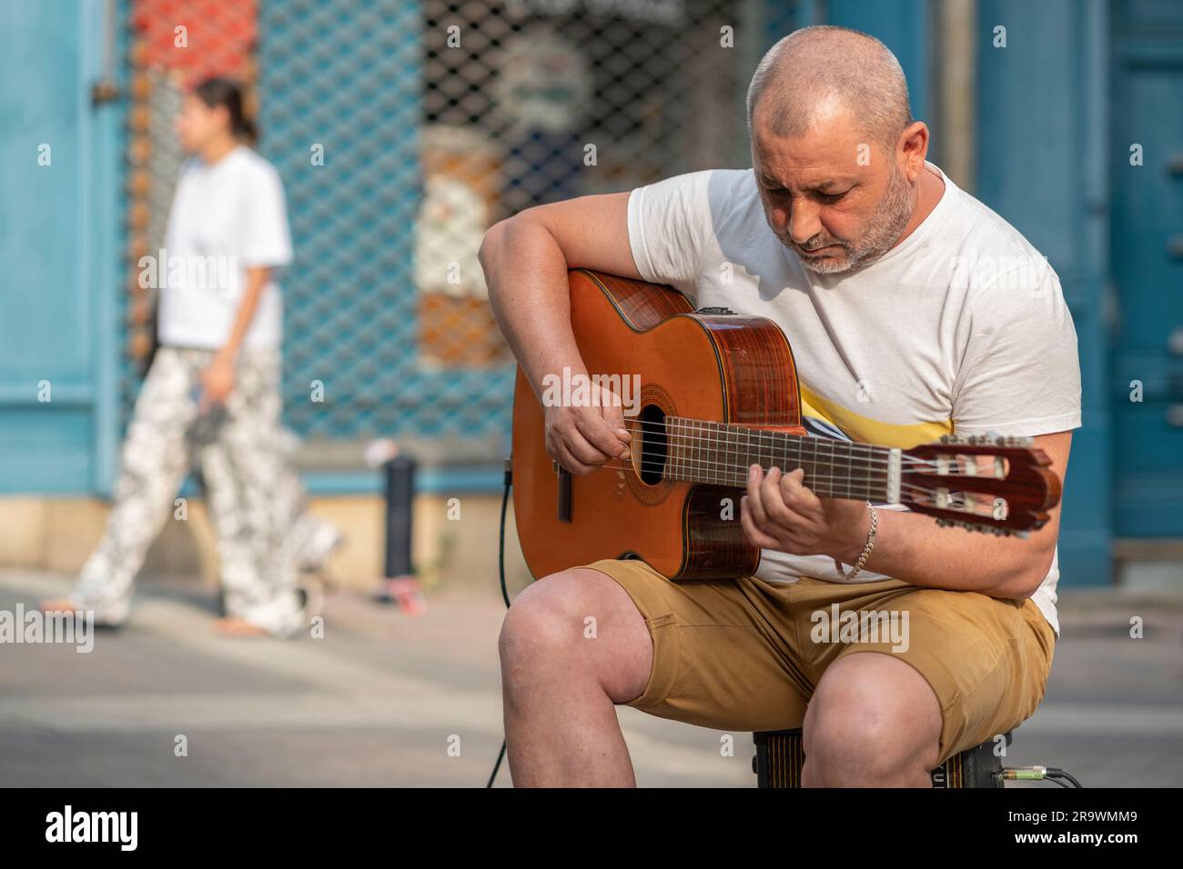 Street guitar player hi-res stock photography and images - Alamy