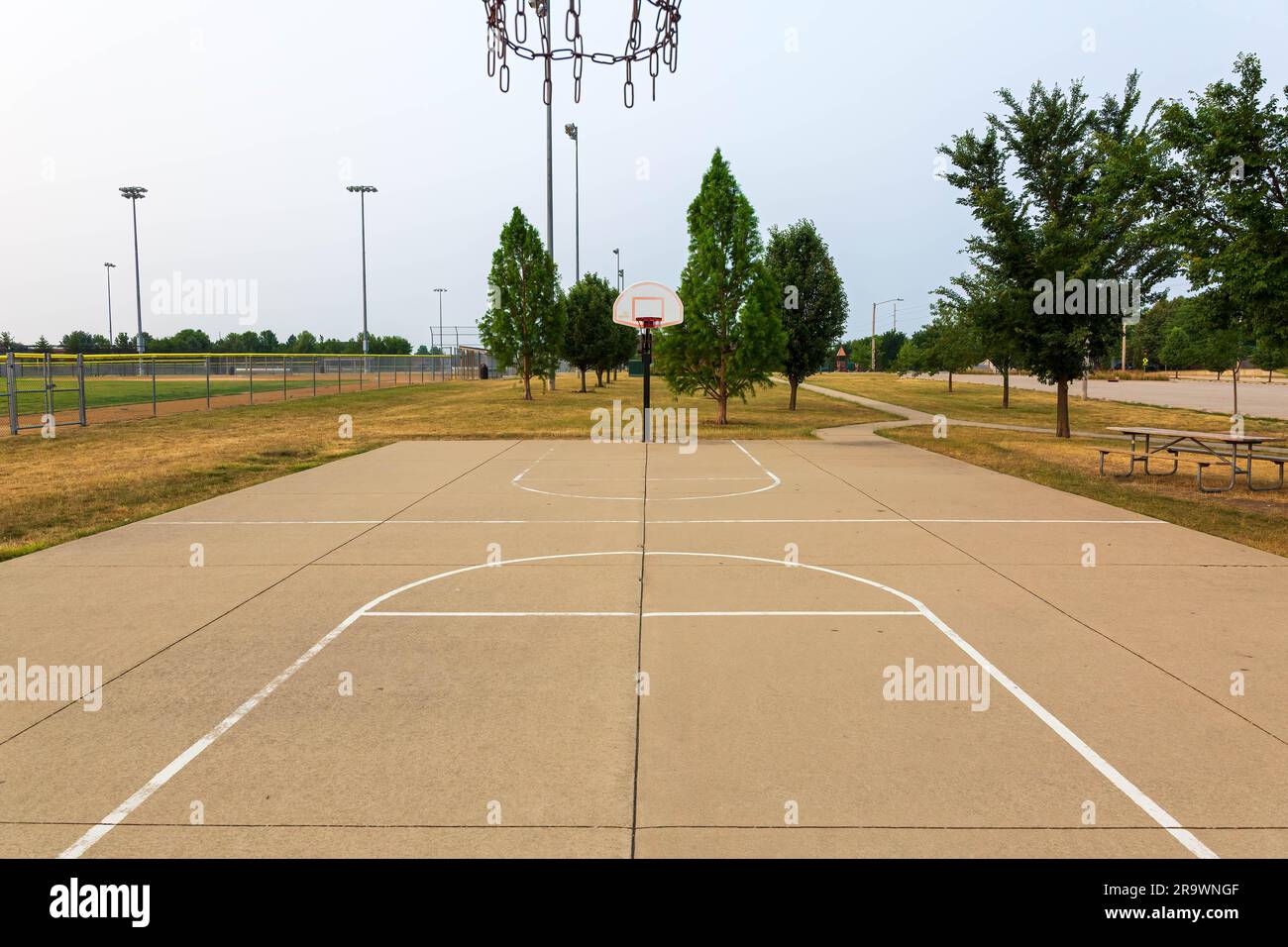 Street hoops ball hi-res stock photography and images - Alamy