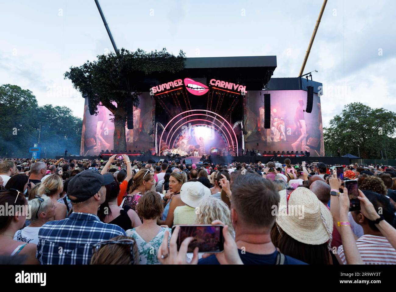 Bst hyde park crowds hi-res stock photography and images - Alamy